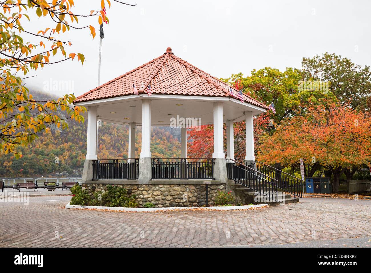 Waterfront gazebo hi-res stock photography and images - Alamy
