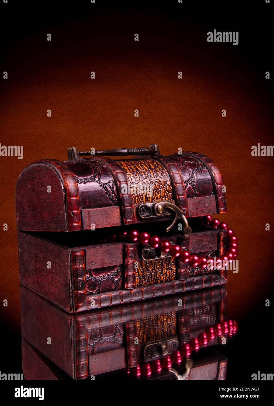 old treasure chest with jewelry Stock Photo - Alamy