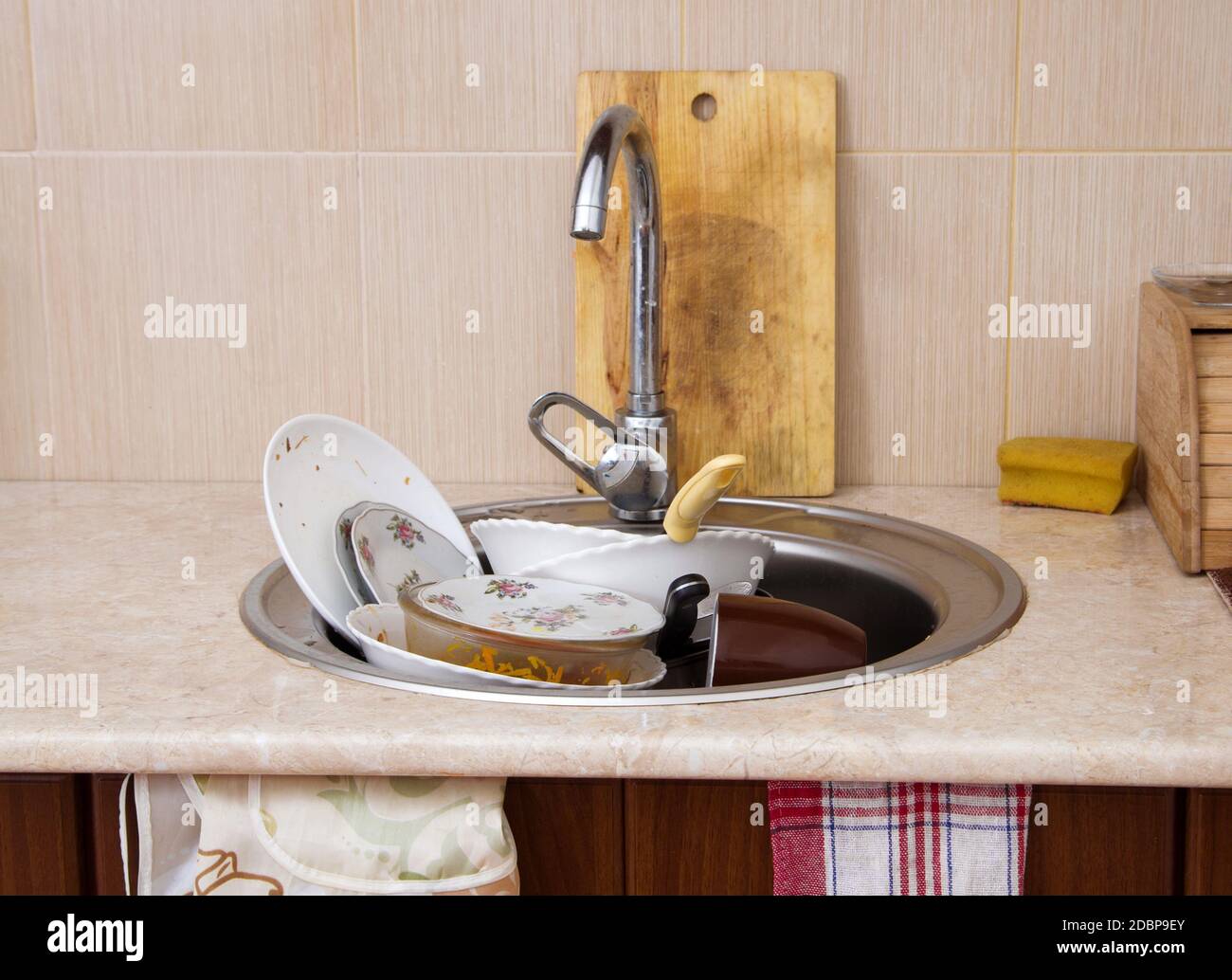 Sink full of dirty dishes hi-res stock photography and images - Alamy