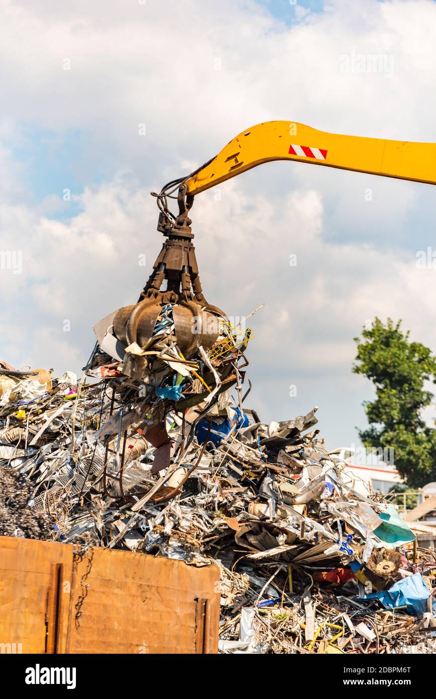 Crane on a junkyard hi-res stock photography and images - Alamy