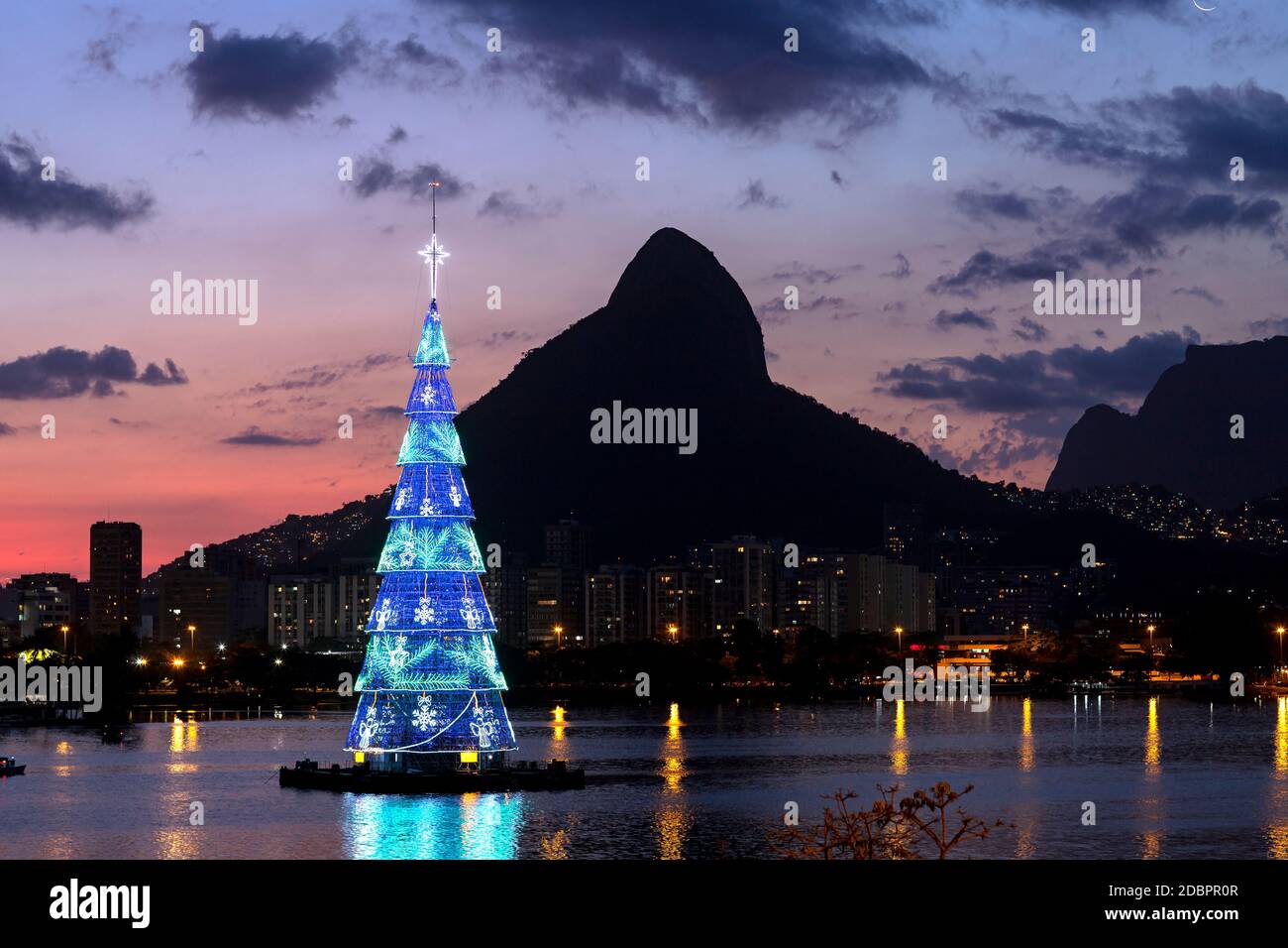 Floating tree in rio de janeiro hi-res stock photography and images - Alamy