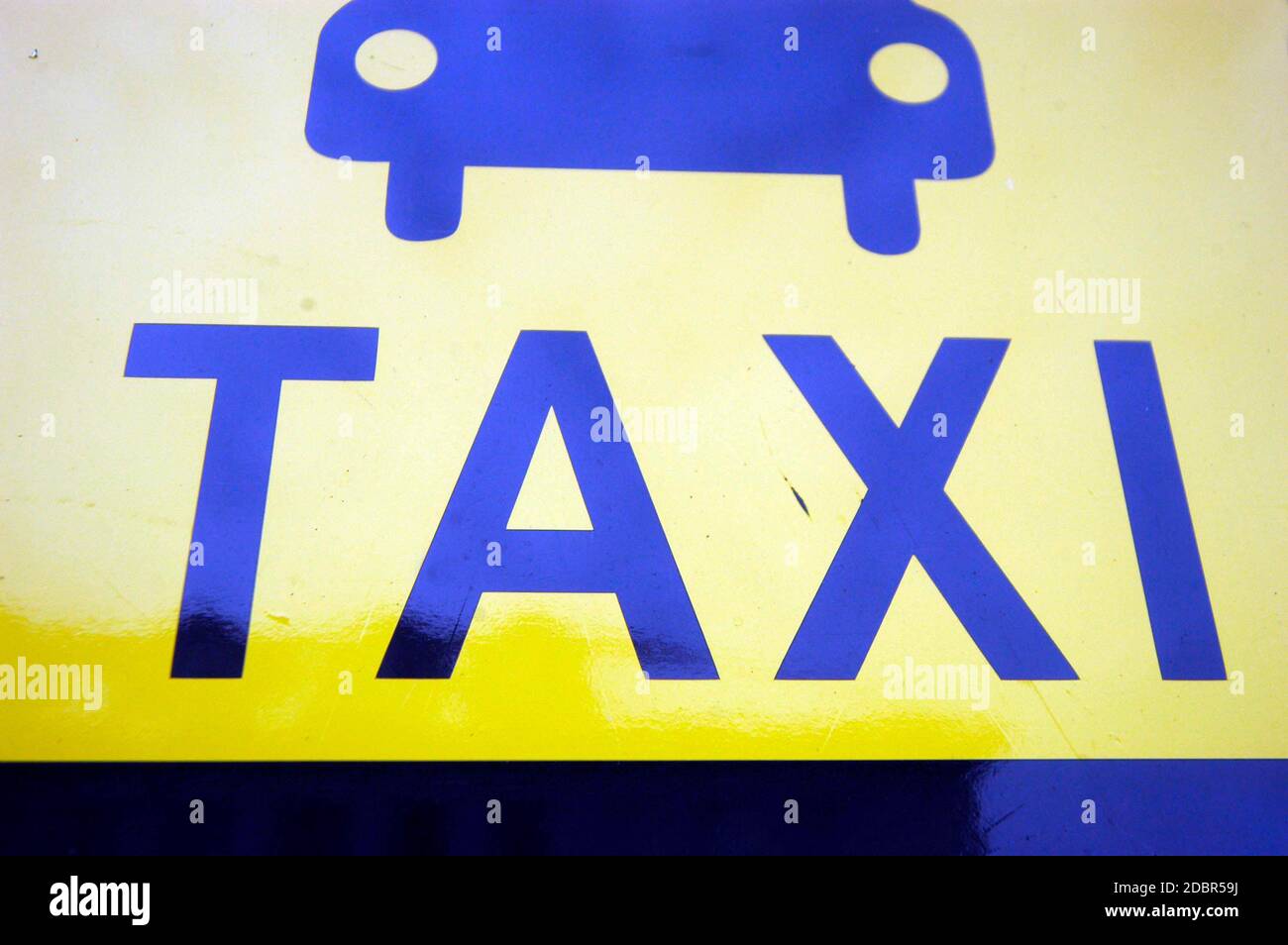 Yellow Taxi sign with the pictogram of a car Stock Photo - Alamy