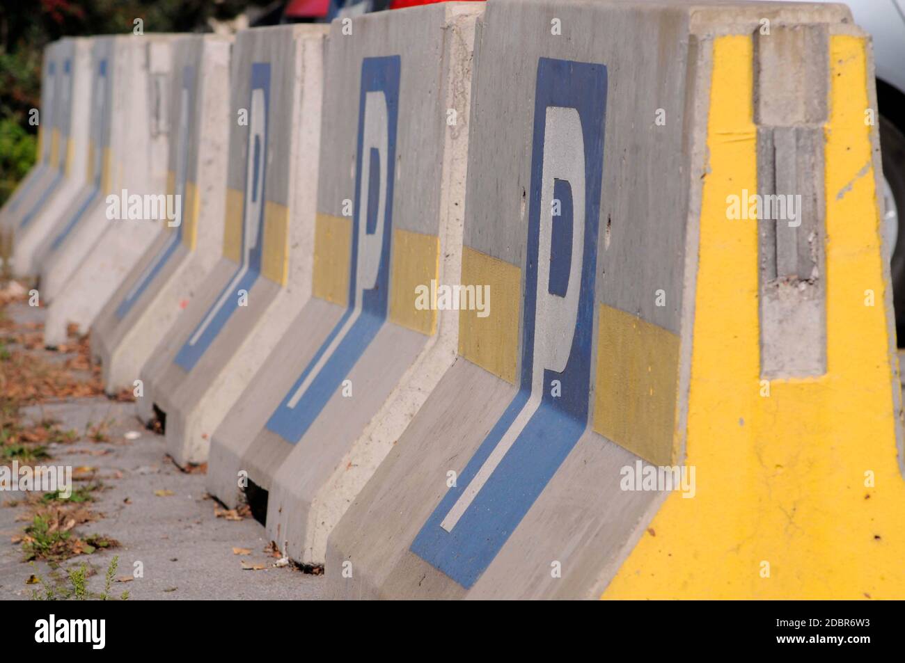 Concrete block signs hi-res stock photography and images - Alamy