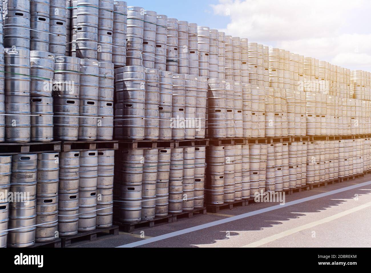 Silver beer kegs hi-res stock photography and images - Alamy