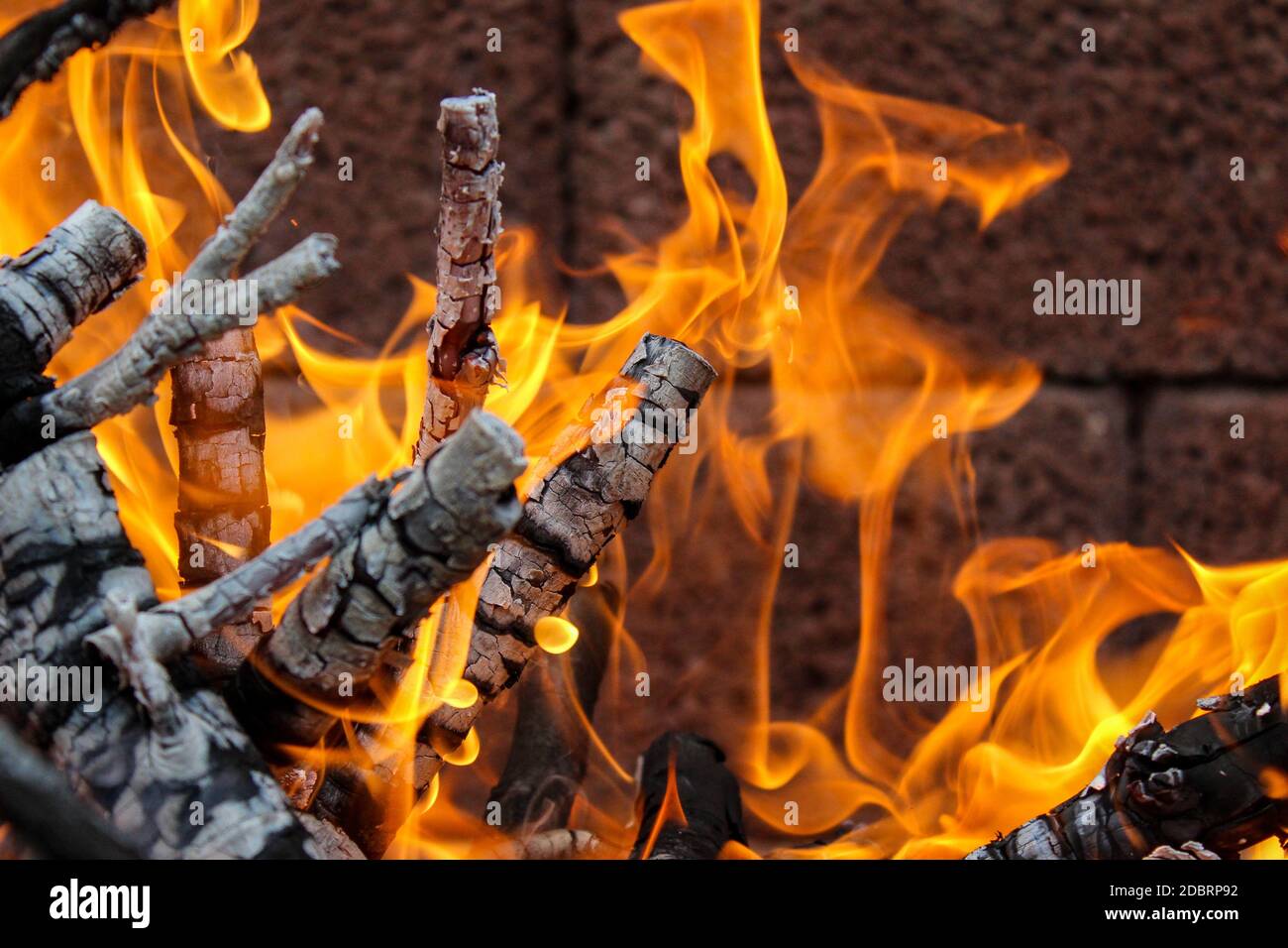 Big fire burning coal ash hi-res stock photography and images - Alamy