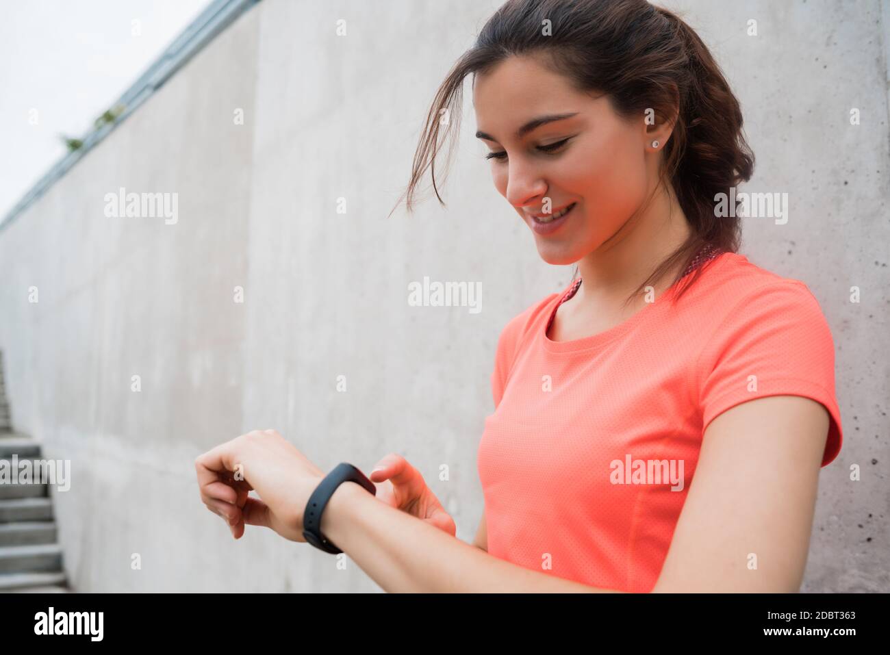 Sport woman checking on smart hi-res stock photography and images - Alamy