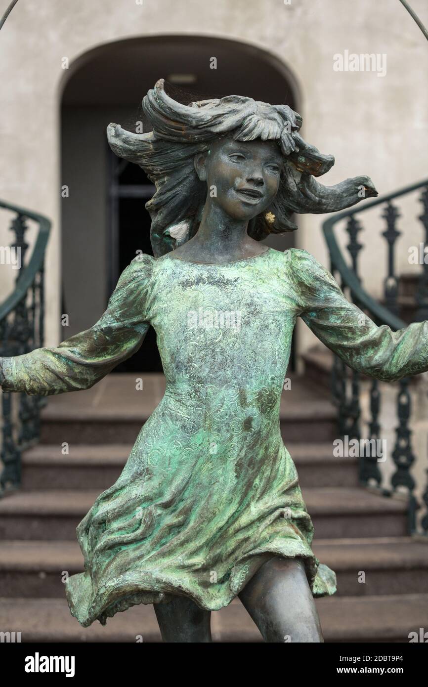 FUNCHAL, MADEIRA, PORTUGAL - SEPTEMBER 2, 2016: Statue of the girl with ...