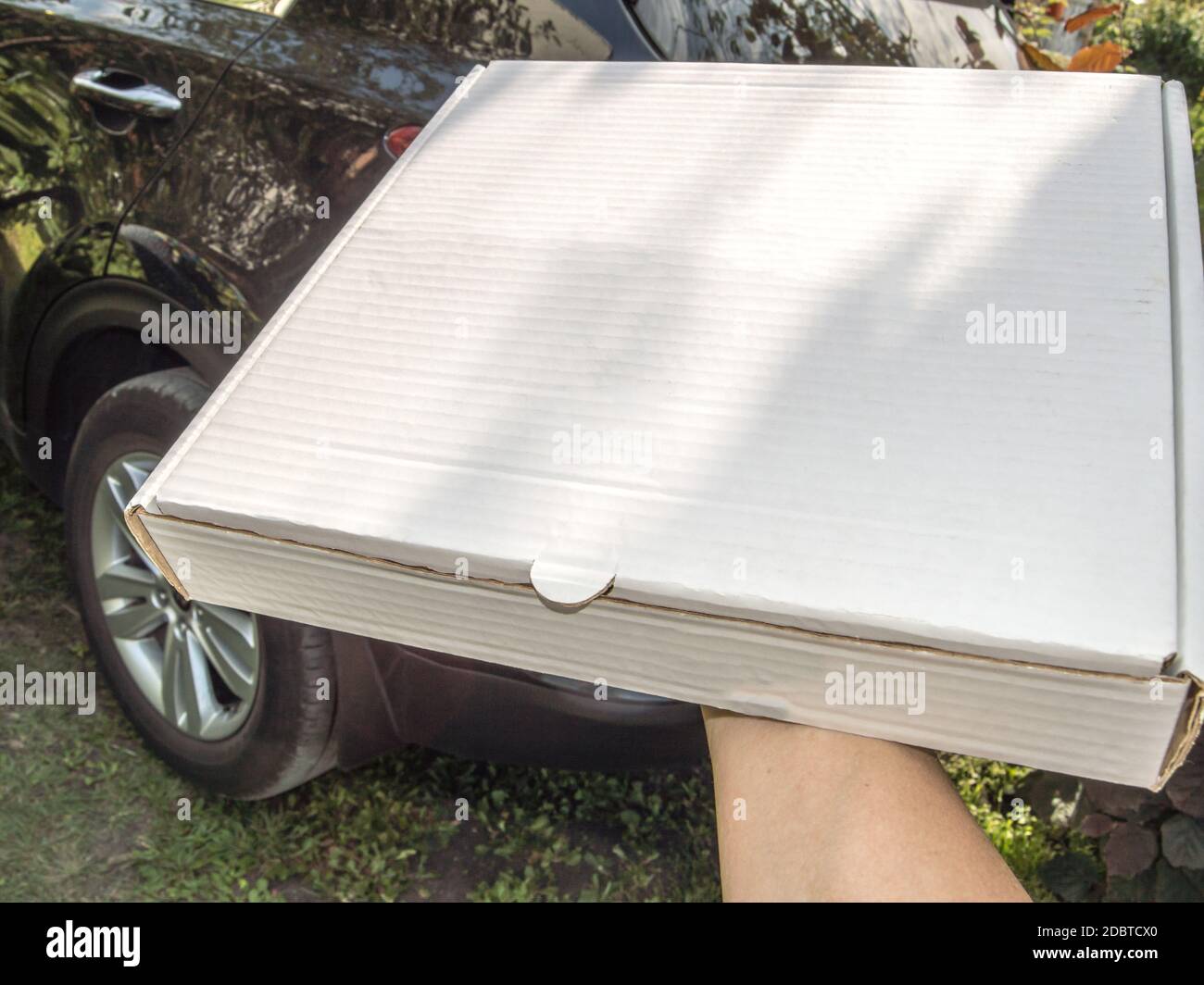 Safe pizza delivery from pizzeria to customers by car according to ...