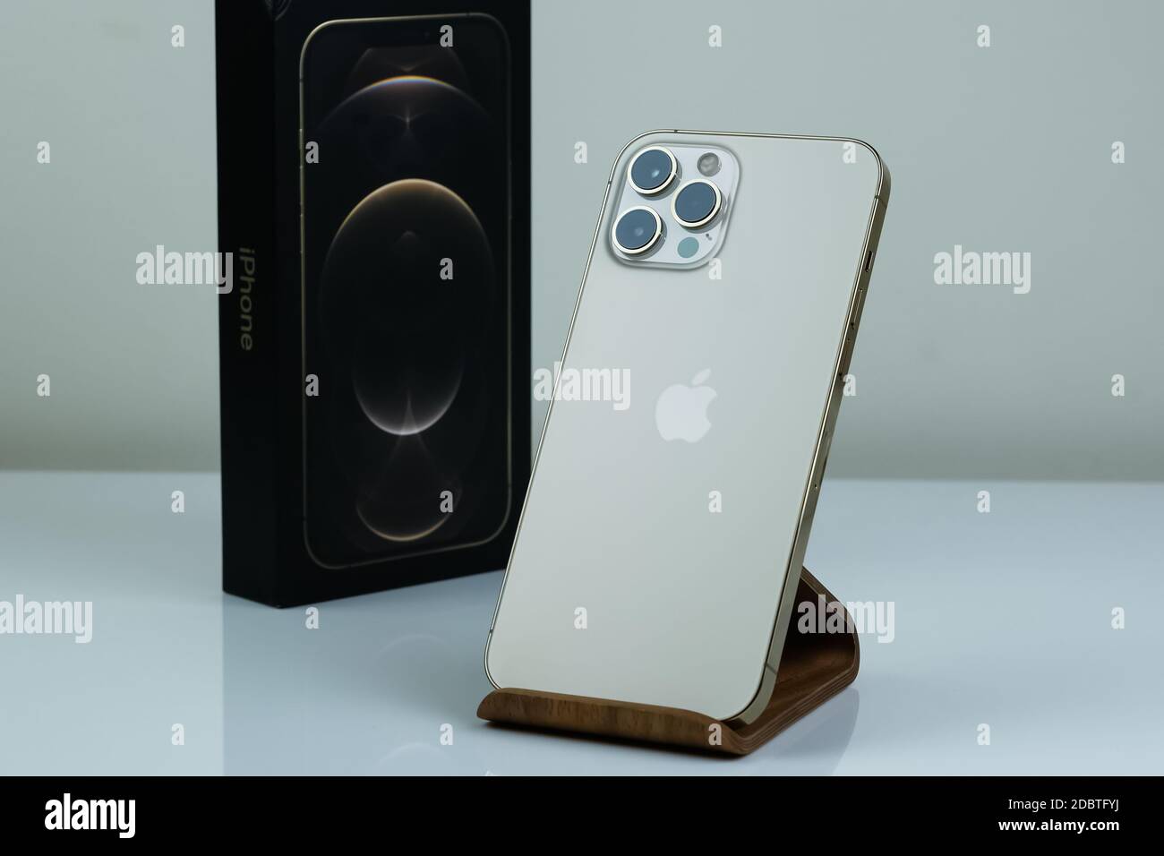 iPhone 12 Pro Max in Gold next to its box Stock Photo - Alamy
