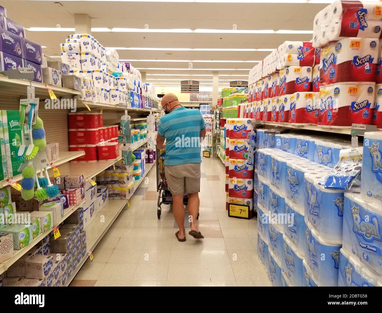 Toilet paper isle hi-res stock photography and images - Alamy
