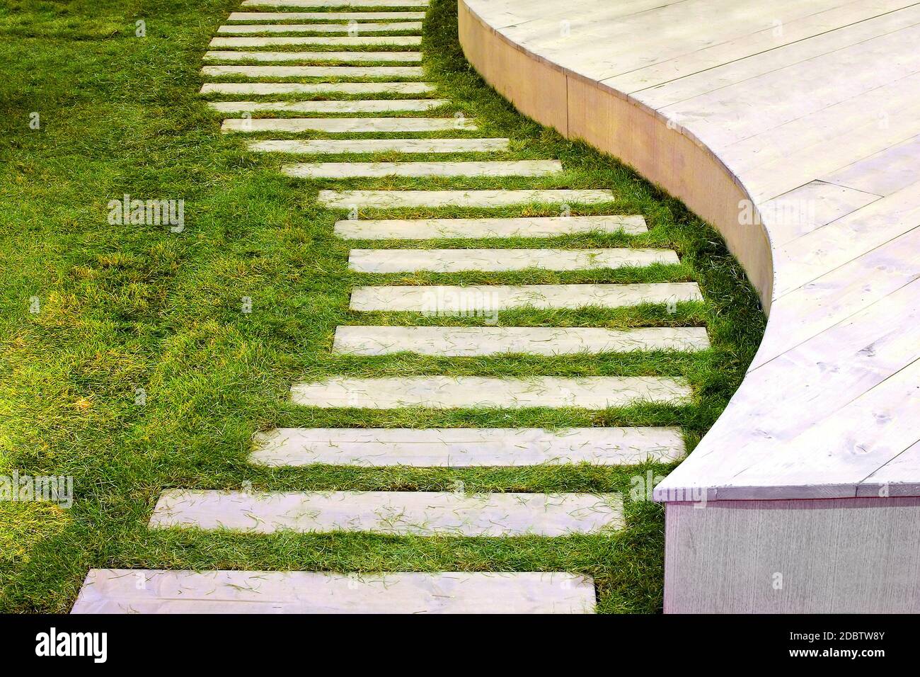 Curved garden path with green grass surface Stock Photo - Alamy