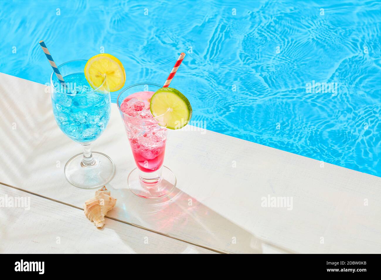 Cocktails At The Poolside Stock Photo - Alamy