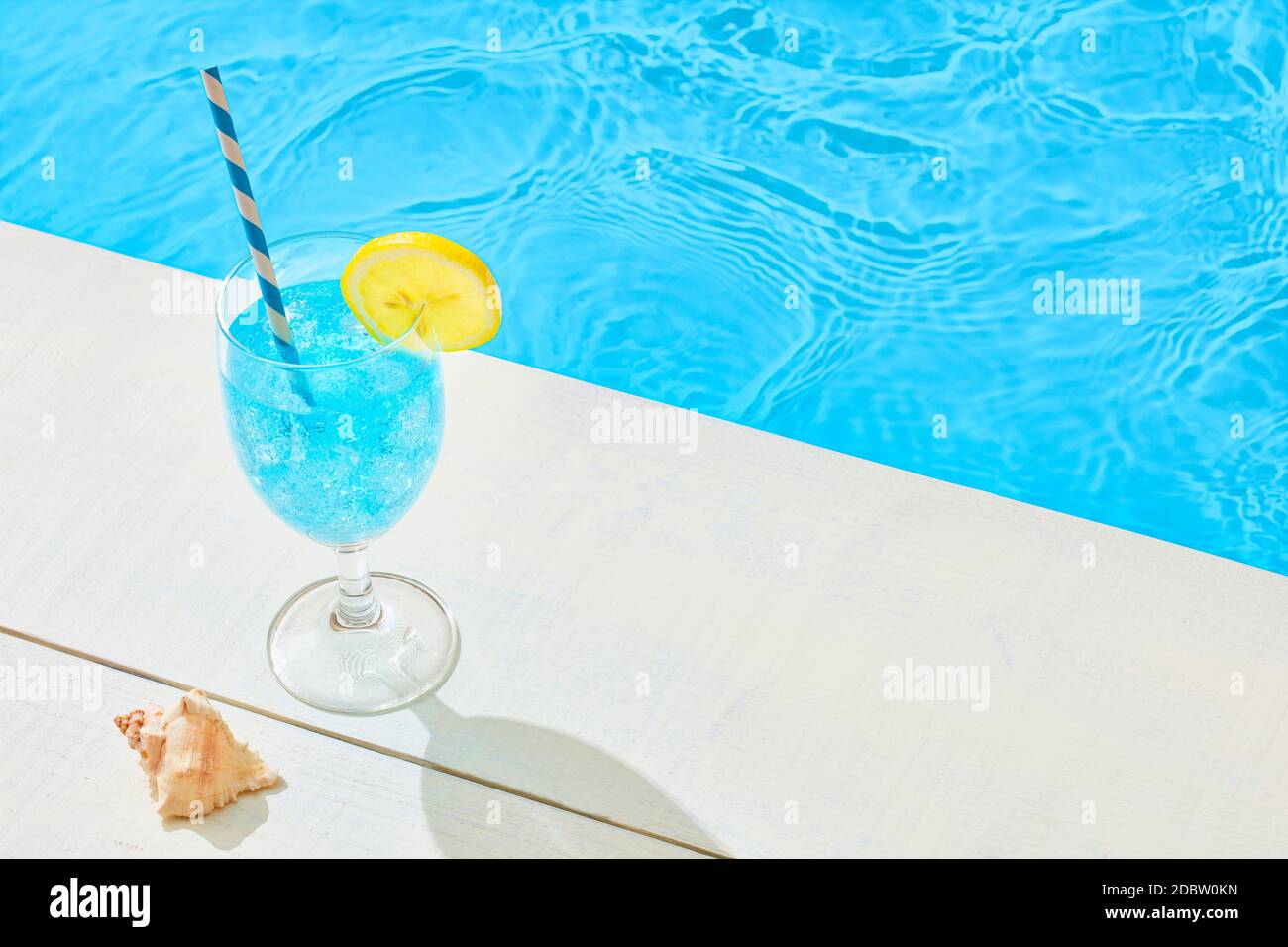Cocktails At The Poolside Stock Photo - Alamy