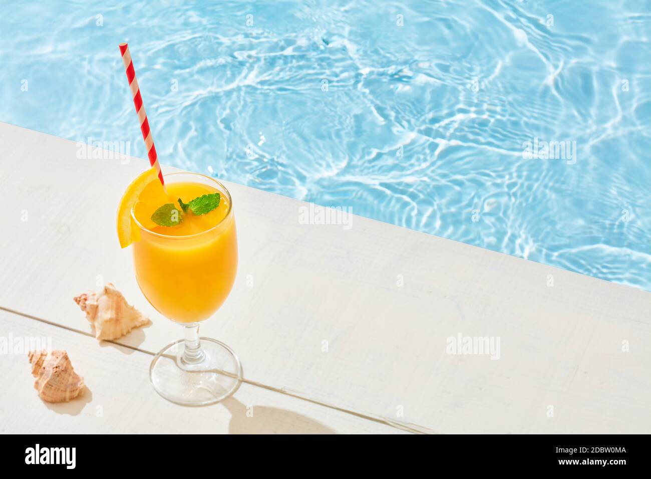 Cocktails At The Poolside Stock Photo - Alamy