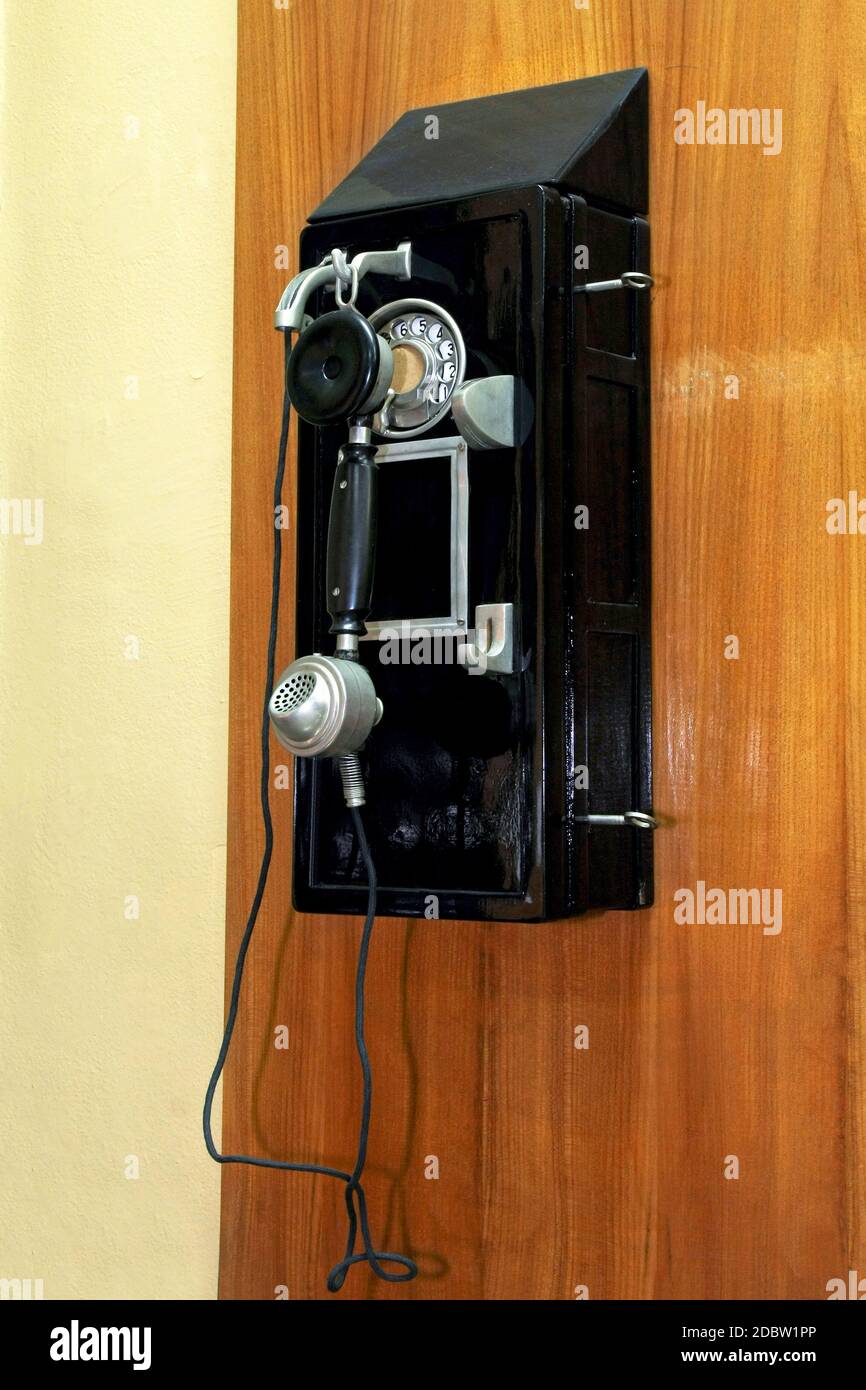 Wall mounted pay phone hi-res stock photography and images - Alamy