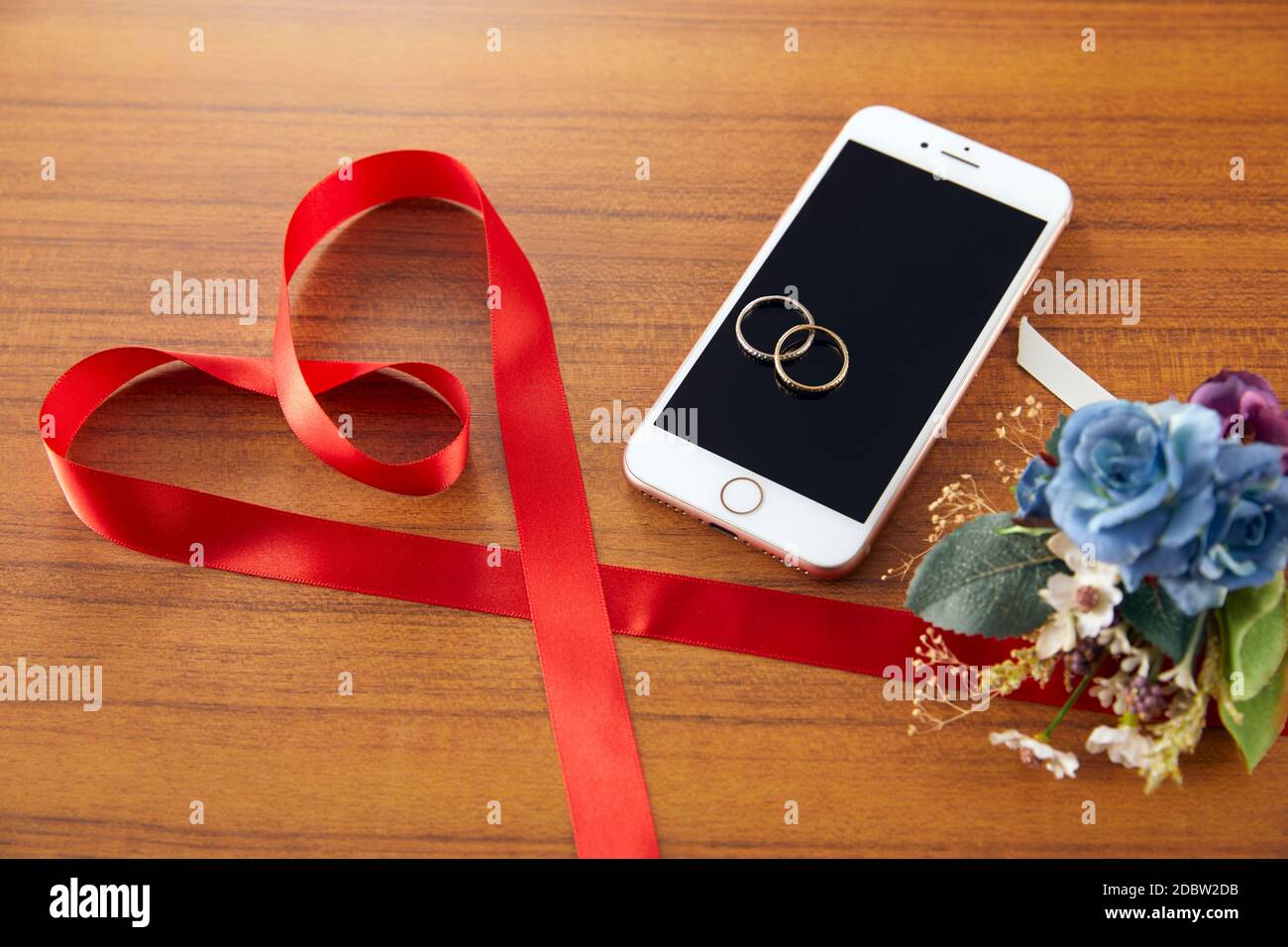 Wedding Rings On The Smartphone Stock Photo - Alamy
