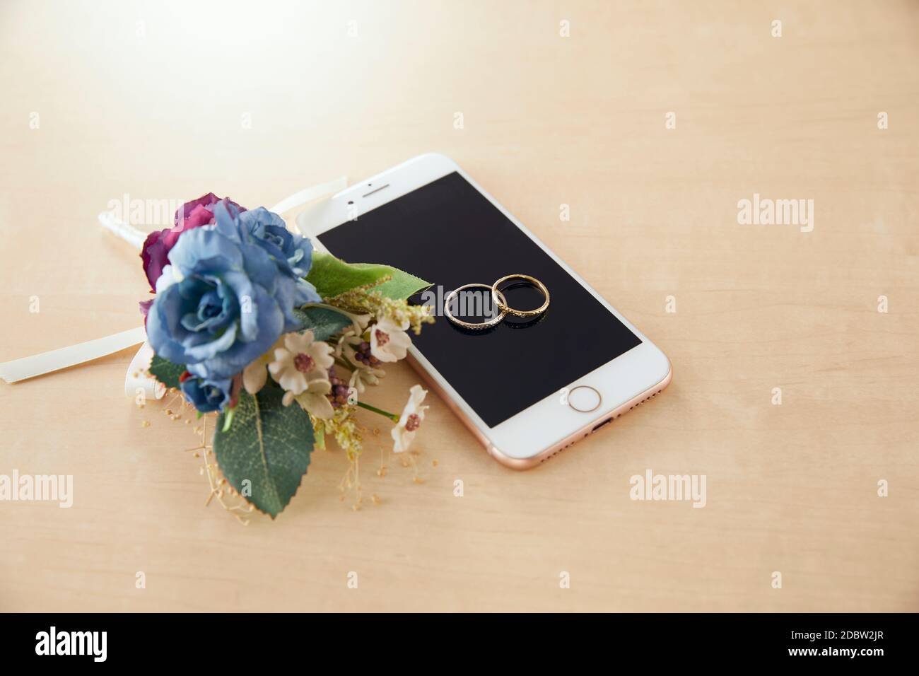 Wedding Rings On The Smartphone Stock Photo - Alamy