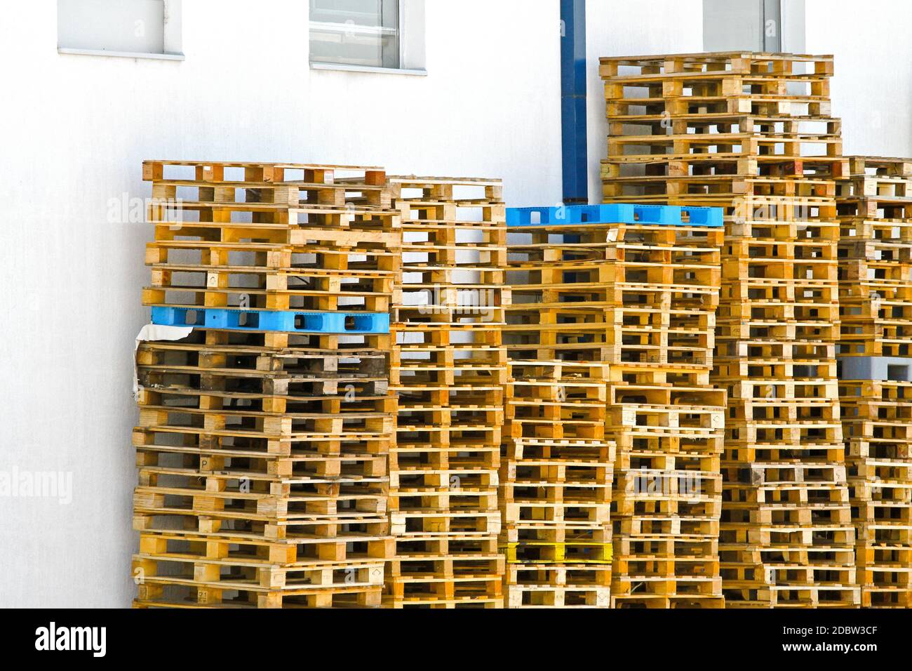 Big stack of wooden pallets for logistic Stock Photo - Alamy