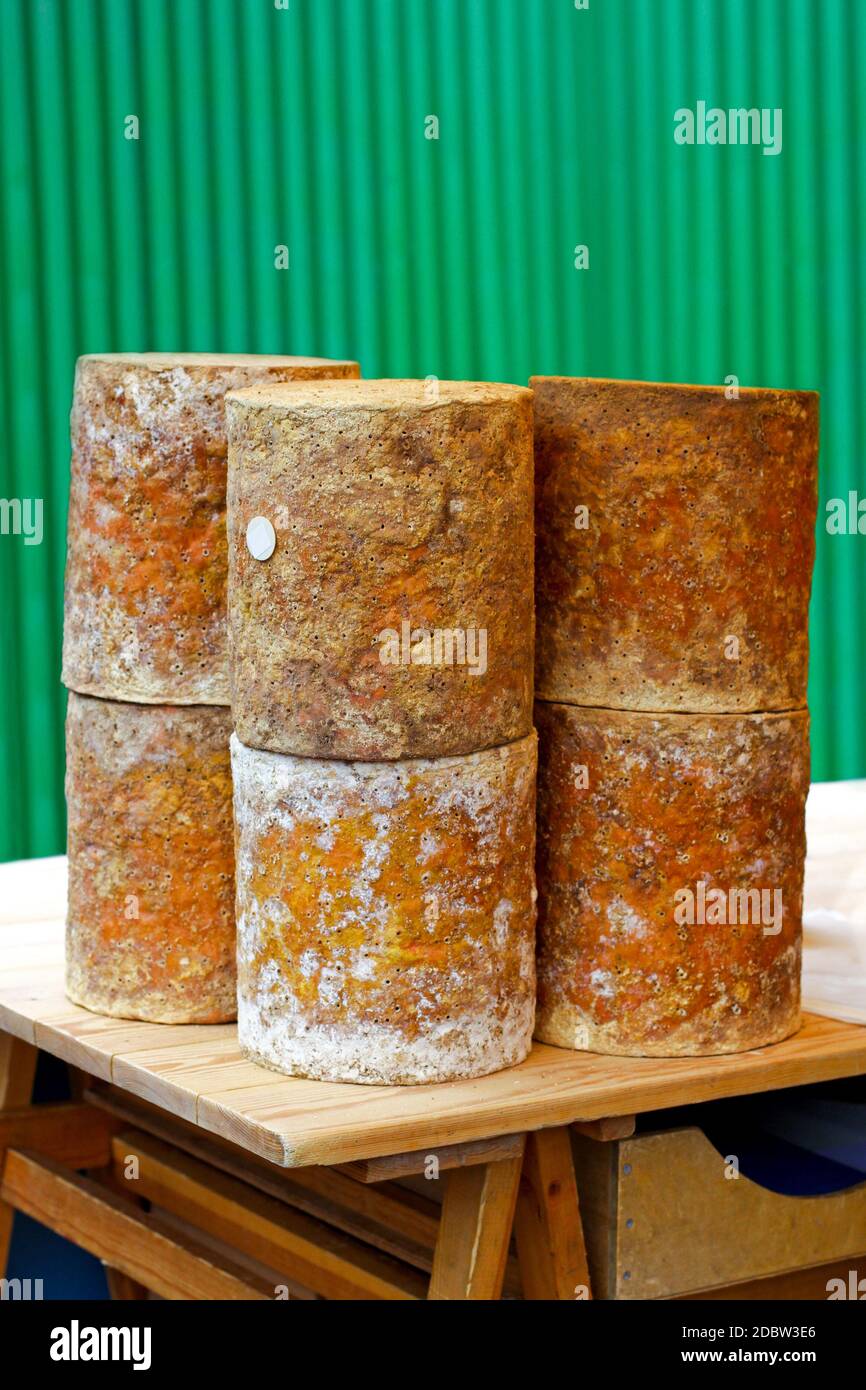 Wheel of stilton cheese hi-res stock photography and images - Alamy