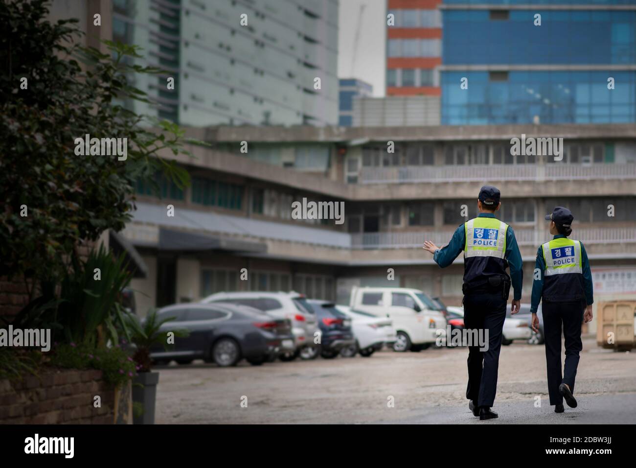 Police talking to asian man hi-res stock photography and images - Alamy