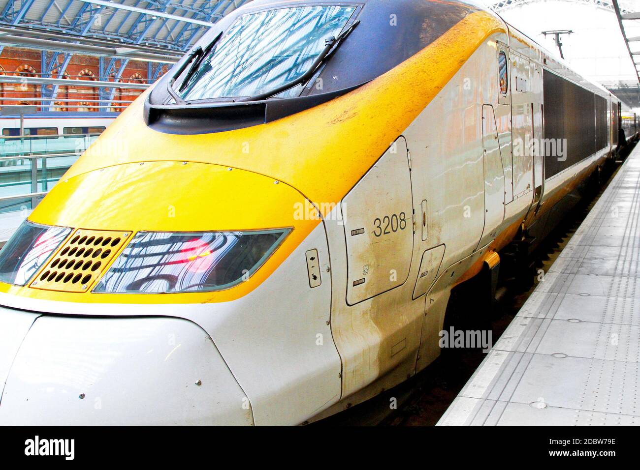 Fast train locomotive at St.Pancras London station Stock Photo - Alamy