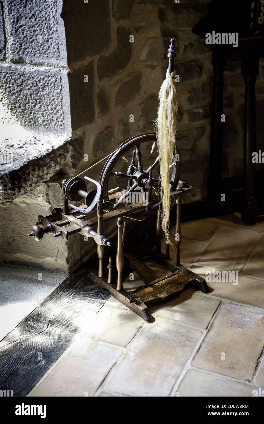 Old spinning wheel for weaving, detail of ancient sewing art Stock ...