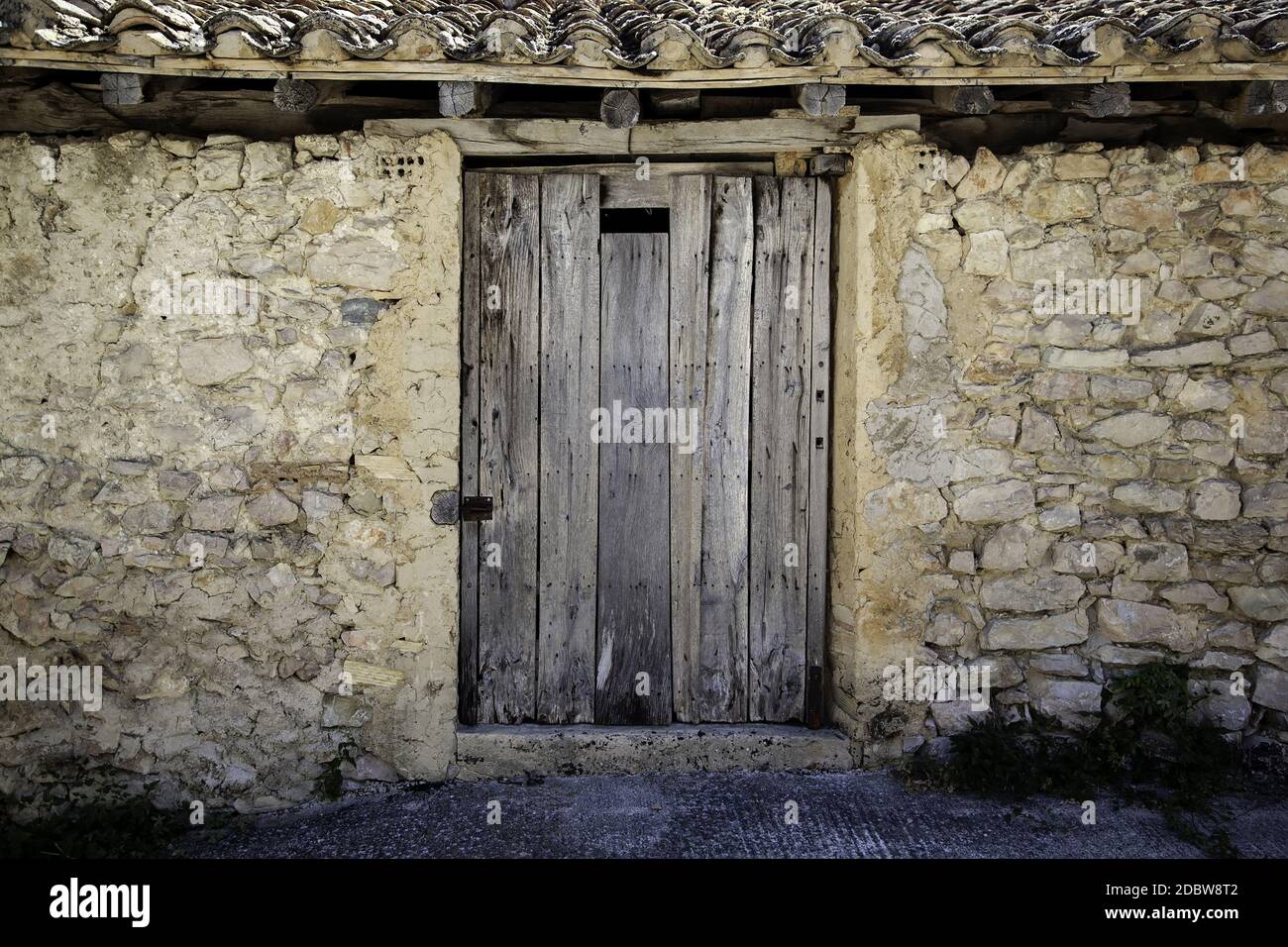 Old wooden door in an abandoned house, detail of ruin and abandonment ...