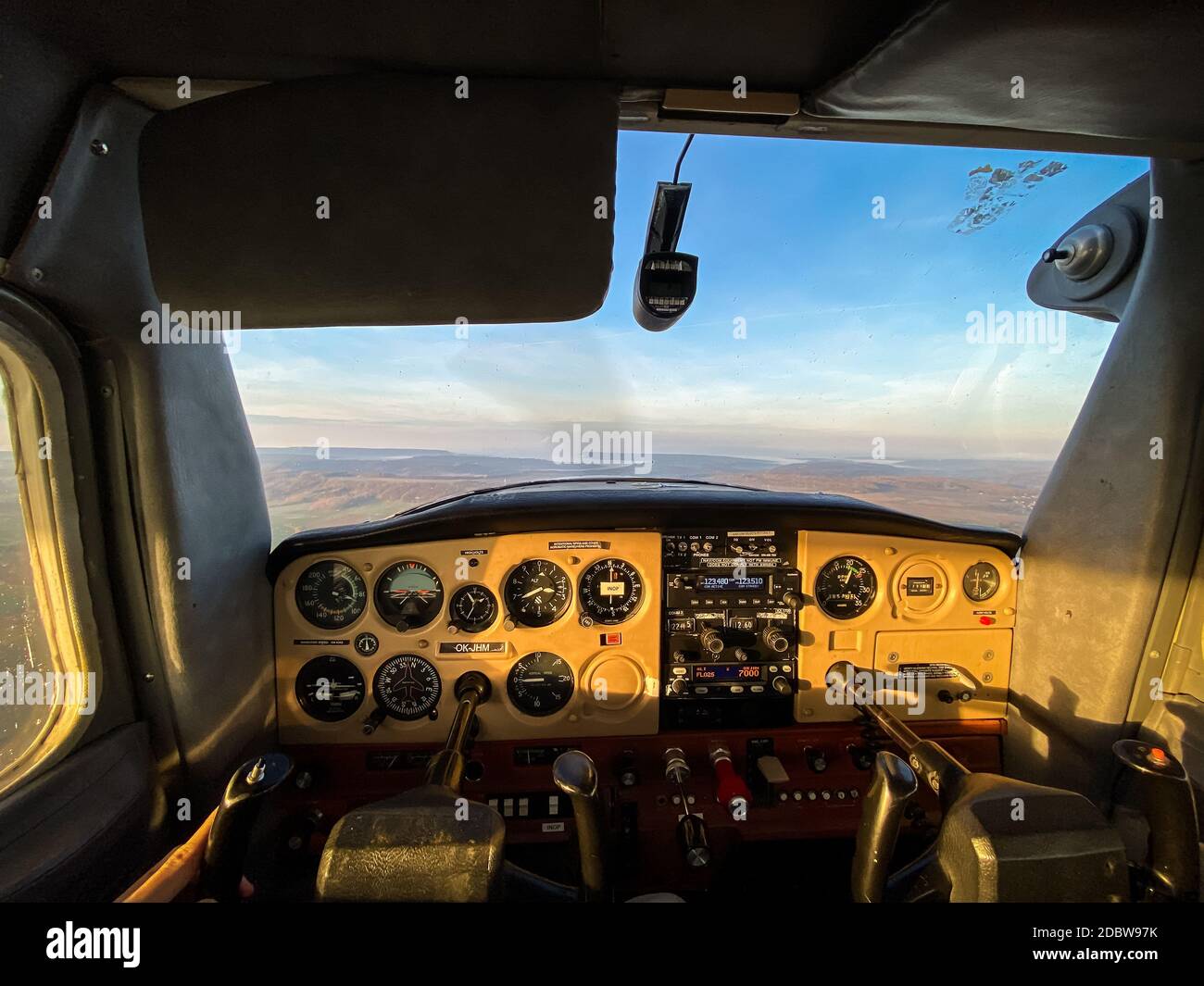 Cessna 172 cockpit hi-res stock photography and images - Alamy