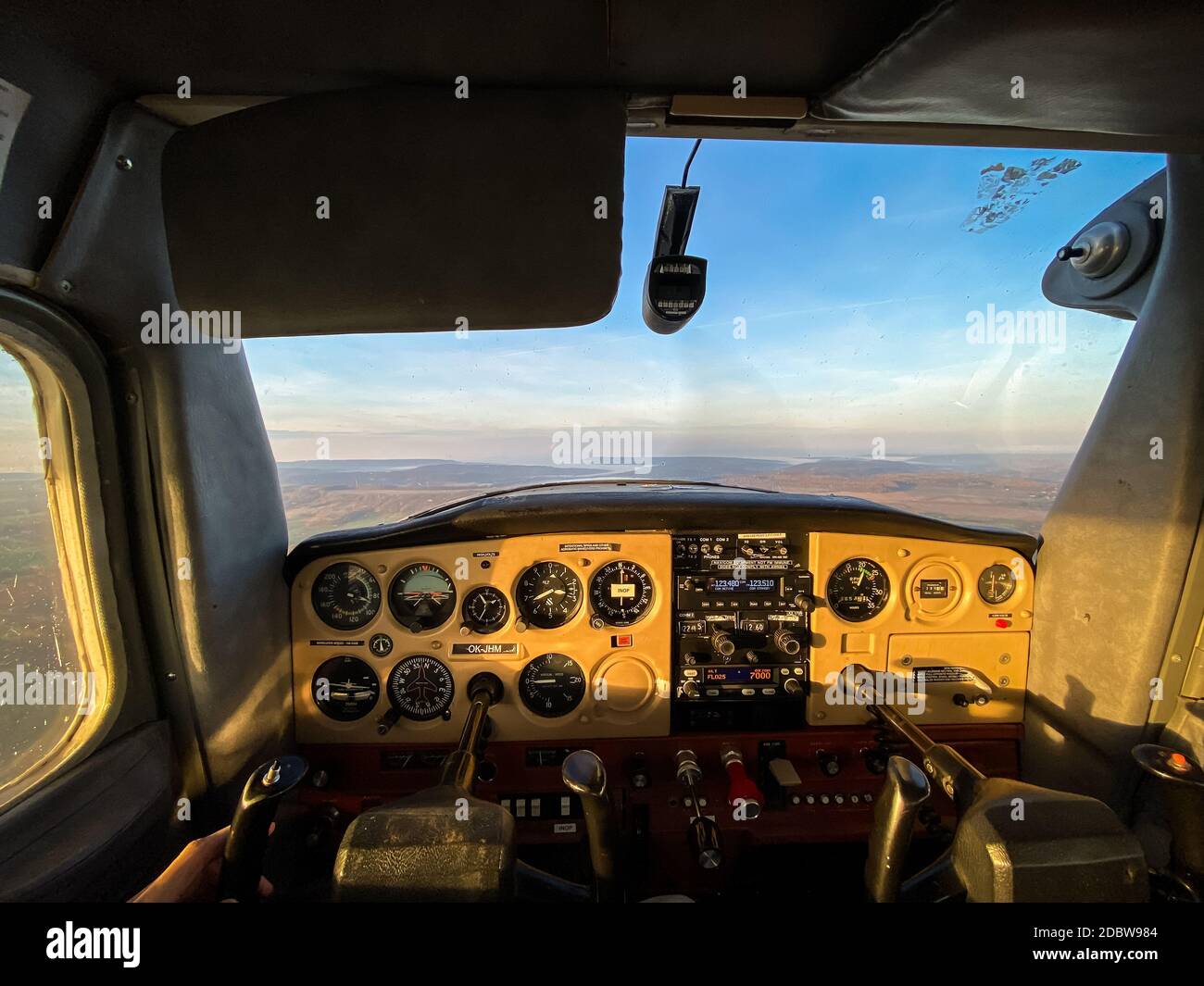 Cessna 172 cockpit hi-res stock photography and images - Alamy
