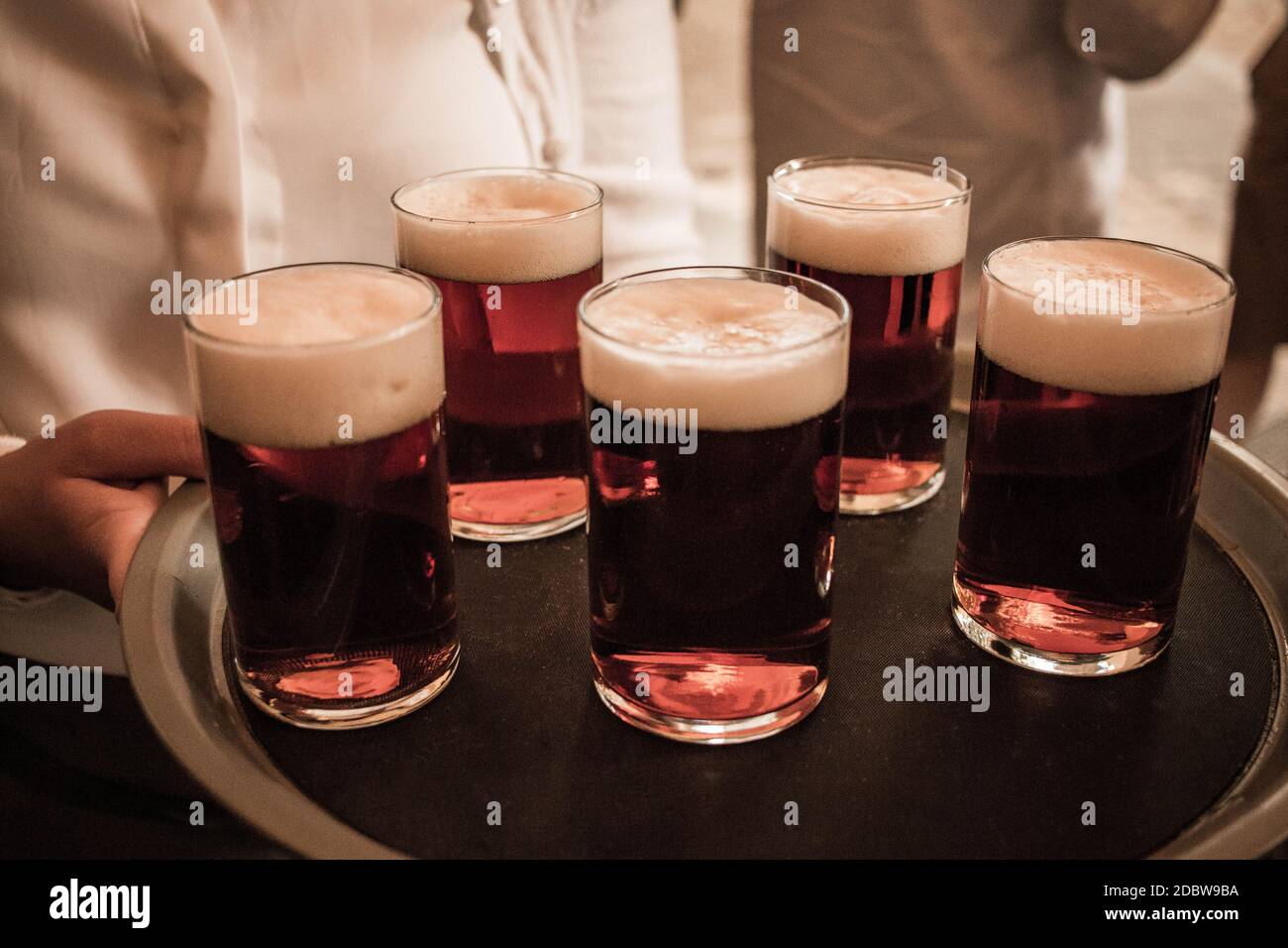 Man carrying tray of beer hi-res stock photography and images - Alamy