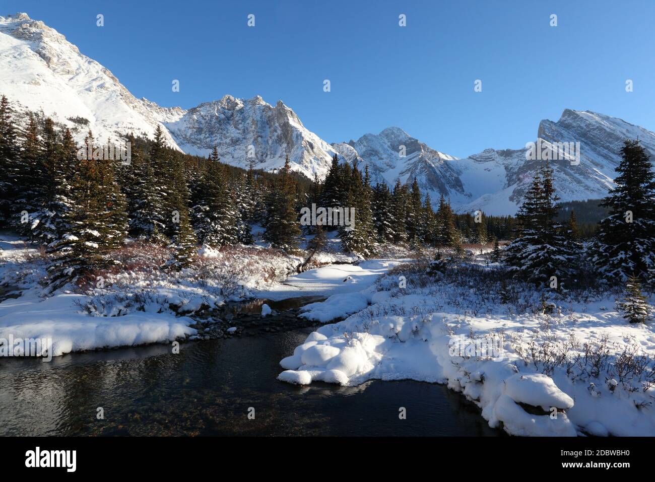 Snowy peaks icy lake hi-res stock photography and images - Alamy
