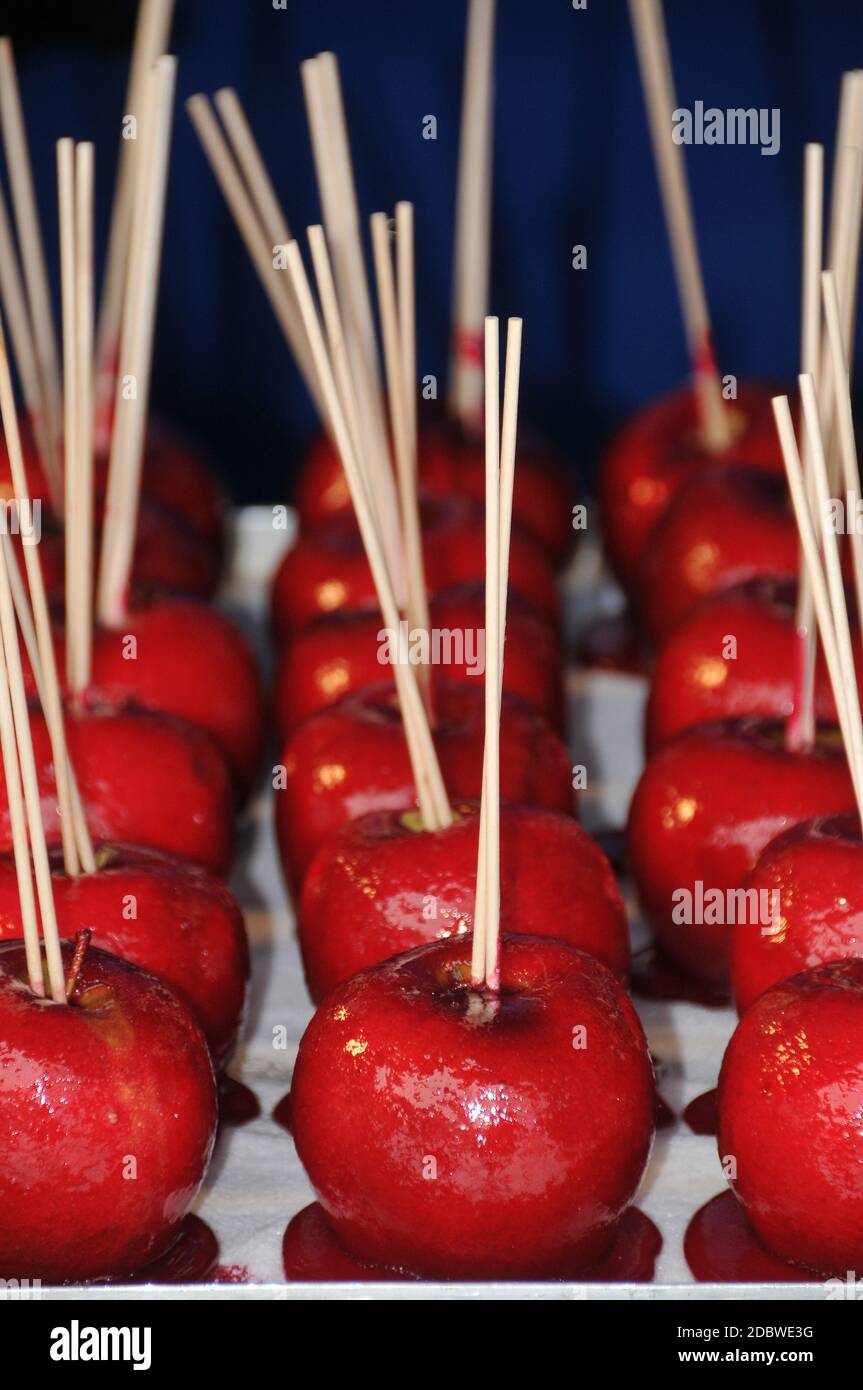 Red candy apples hi-res stock photography and images - Alamy