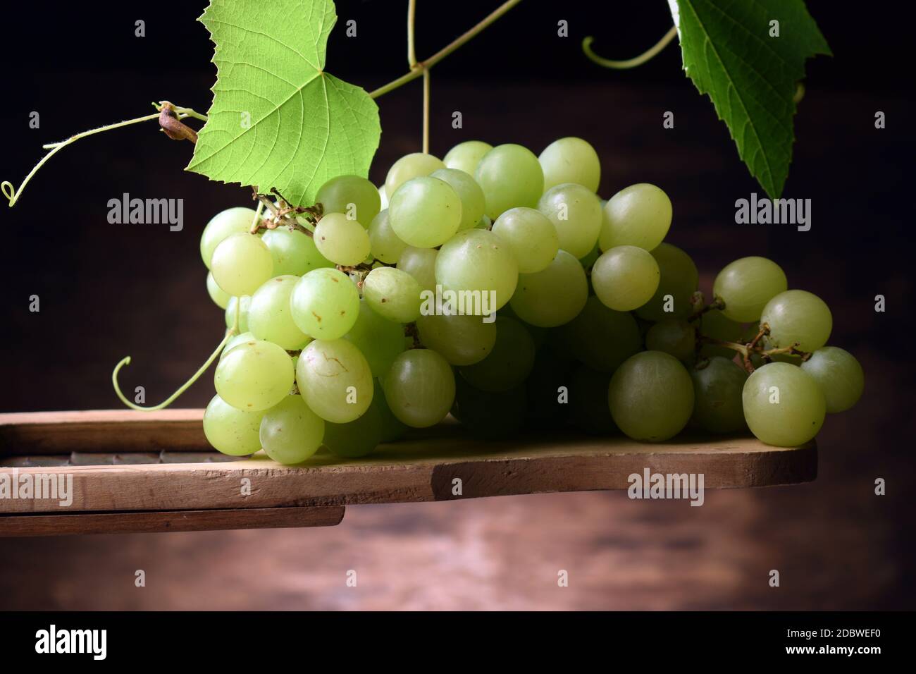 Bunch of white table grapes Stock Photo - Alamy