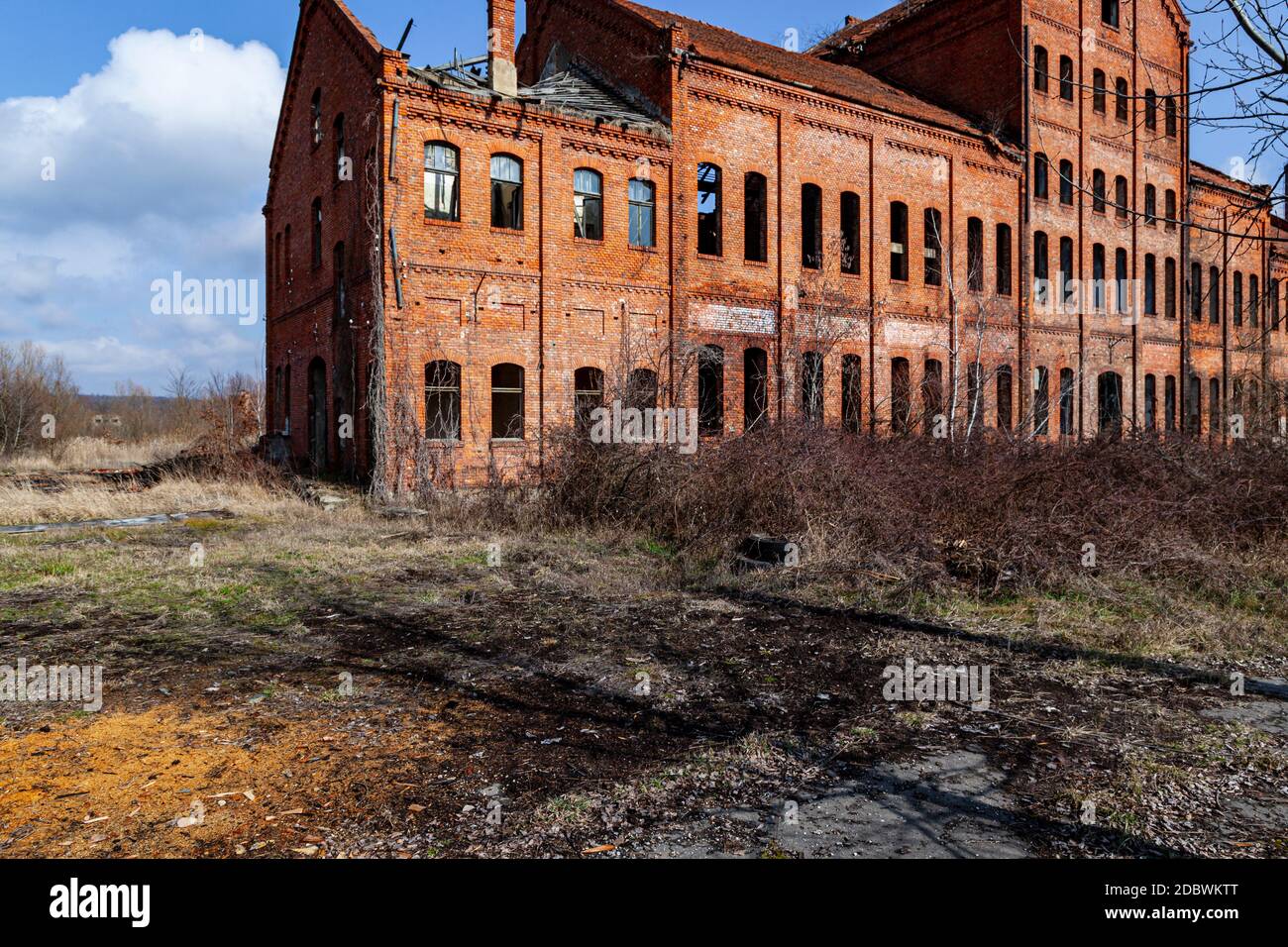 Ruin brick factory hi-res stock photography and images - Alamy