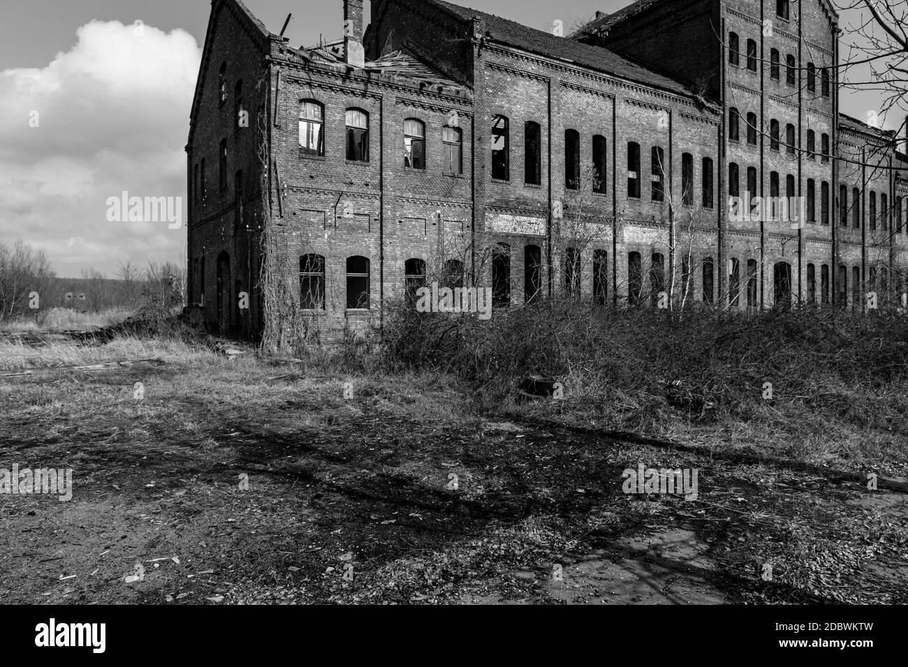 Ruin brick factory hi-res stock photography and images - Alamy