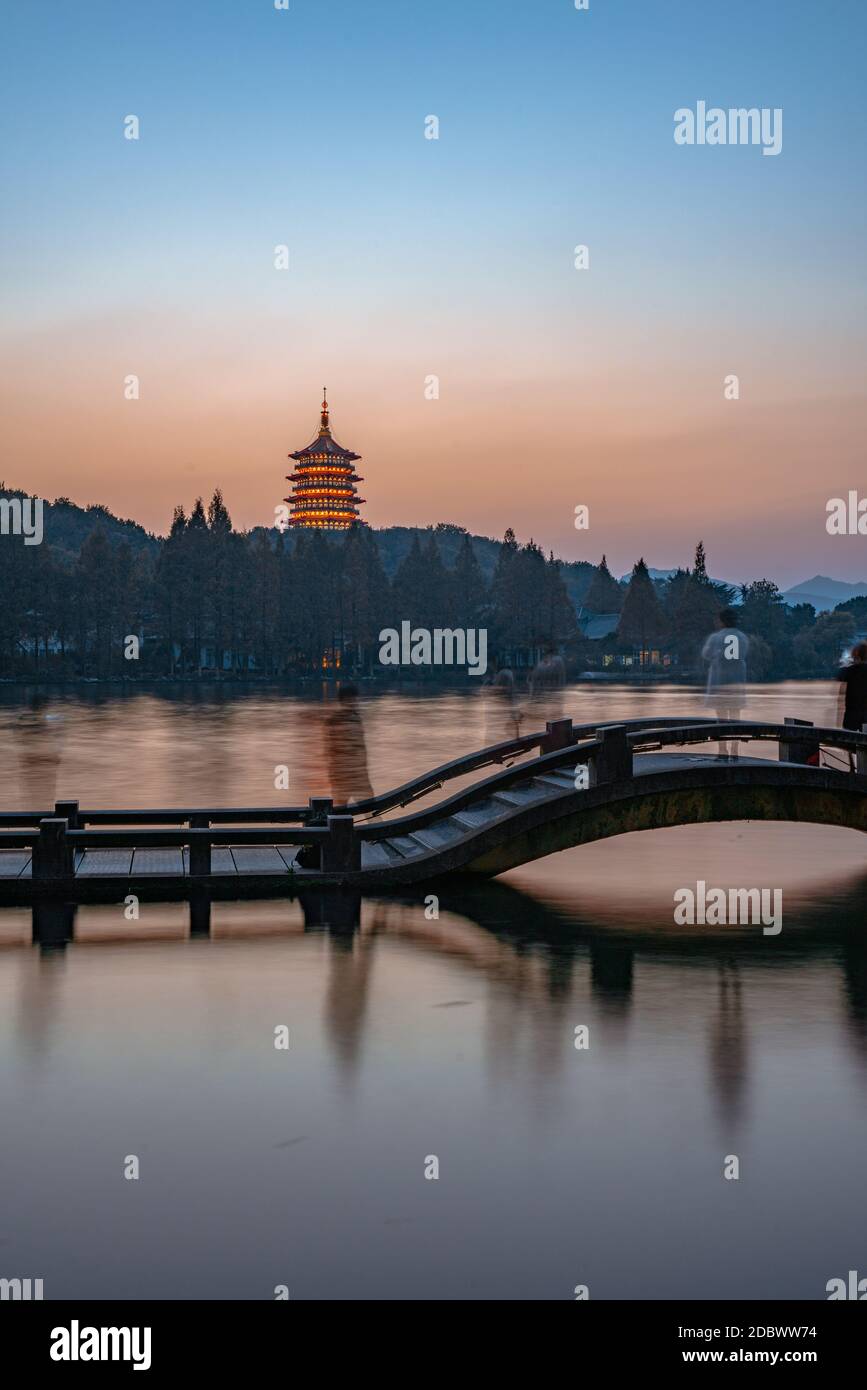 Sunset view of the Chinese architecture at the West Lake in Hangzhou ...