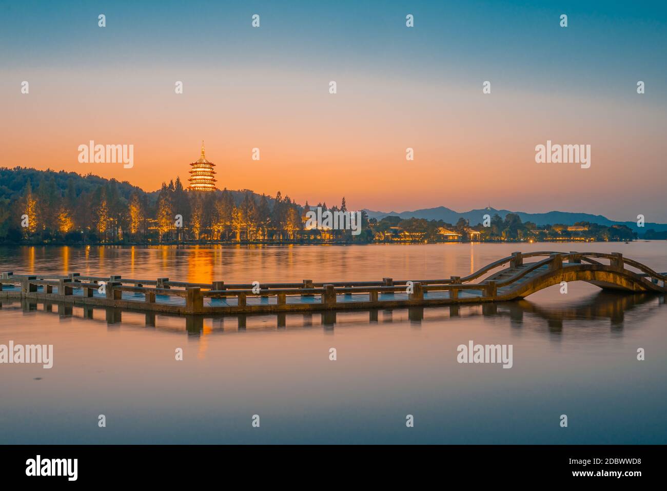 Sunset view of the Chinese architecture at the West Lake in Hangzhou ...
