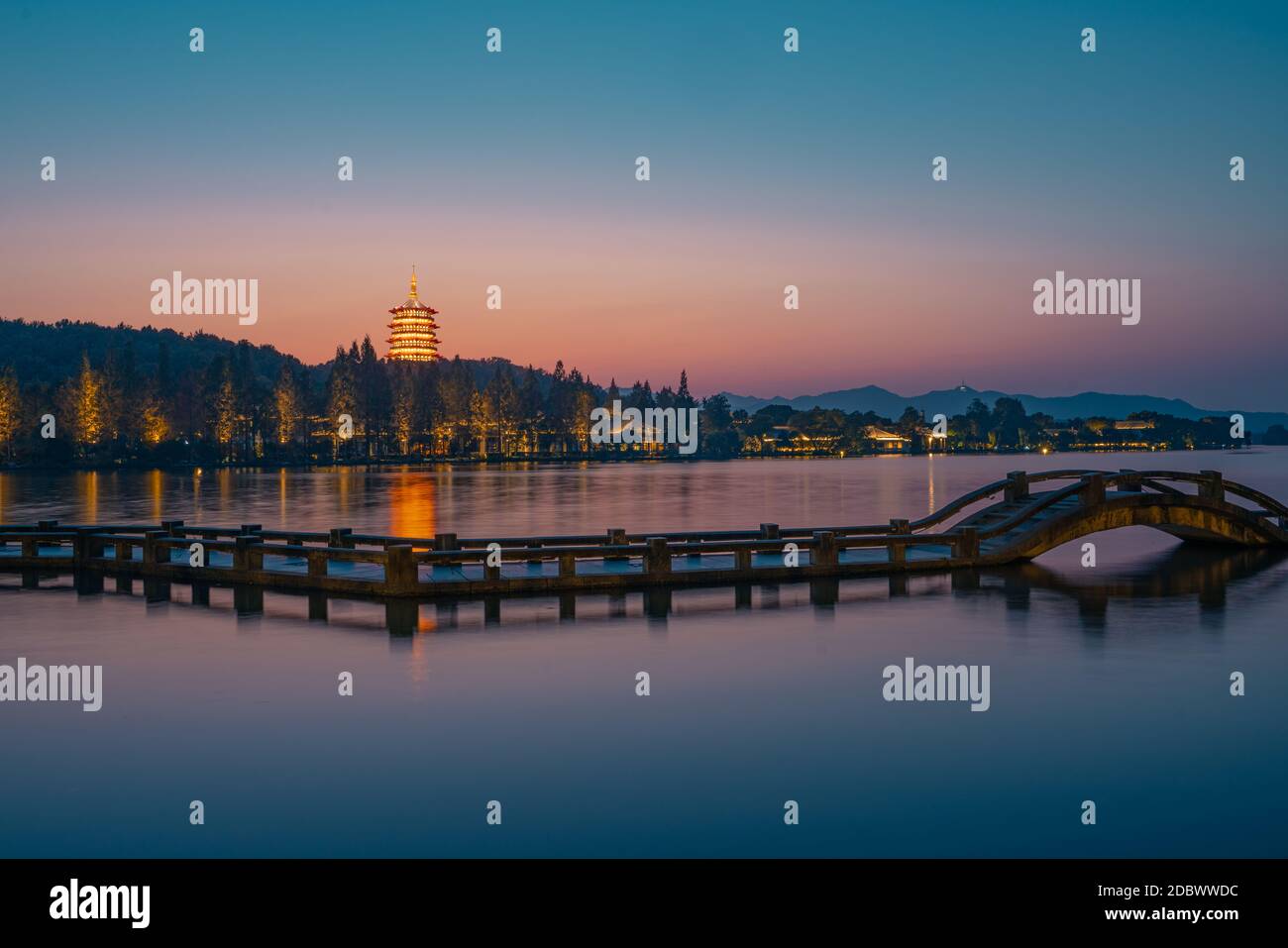 Sunset view of the Chinese architecture at the West Lake in Hangzhou ...