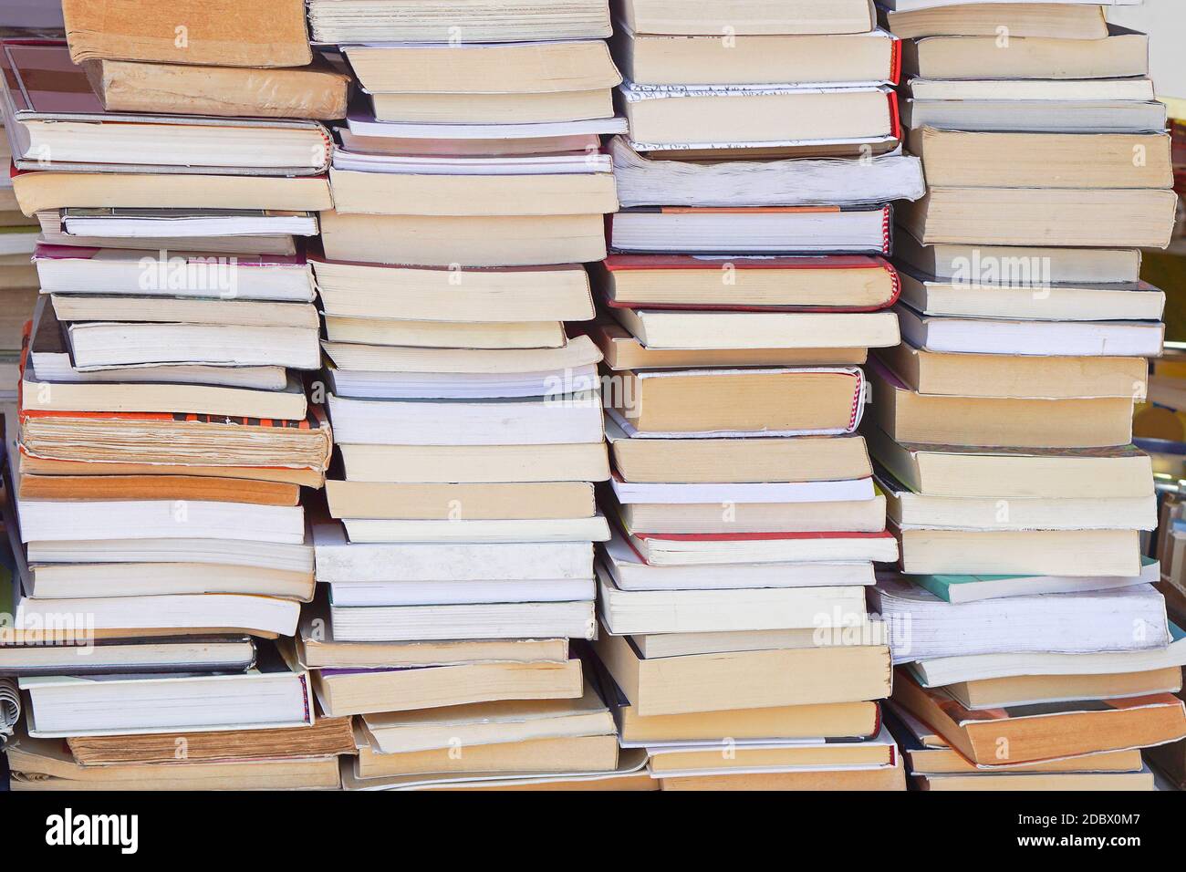 Big pile of books hi-res stock photography and images - Alamy
