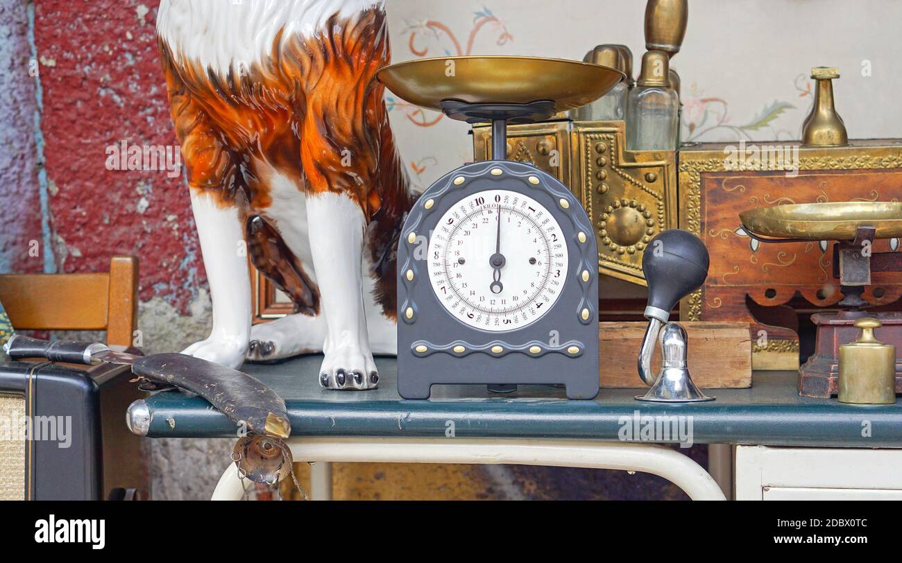 Vintage style weighing scale at shelf in flea market Stock Photo - Alamy