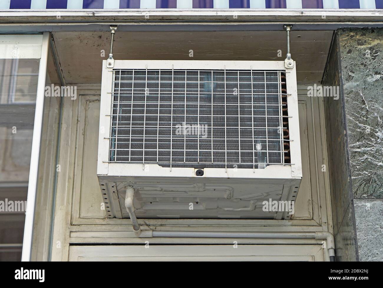 Window air conditioner hi-res stock photography and images - Alamy