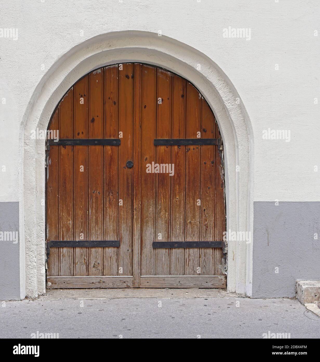 Double wooden door with arch Stock Photo - Alamy
