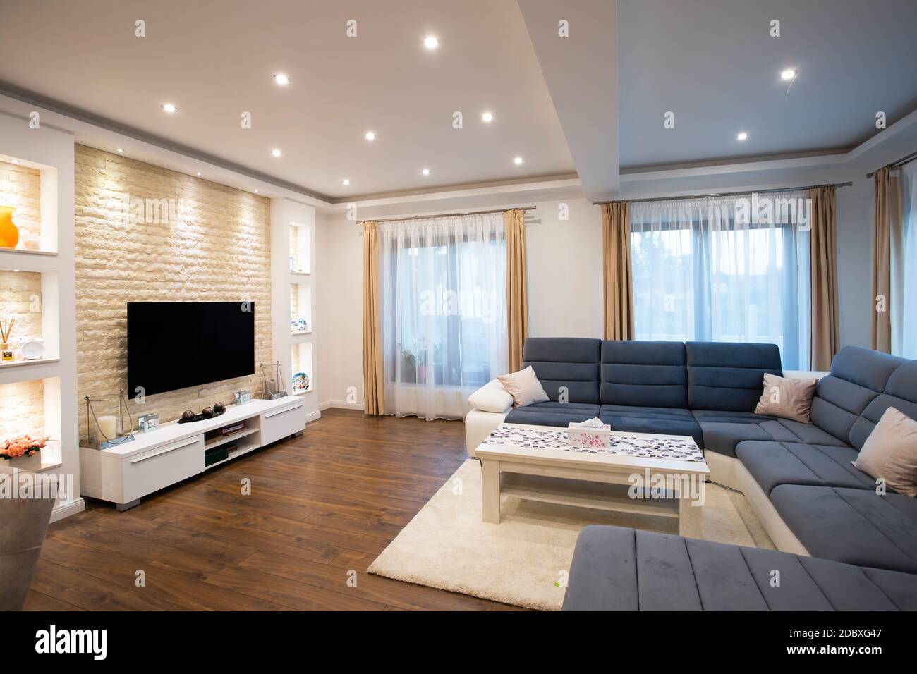 Empty couch wide angle hi-res stock photography and images - Alamy