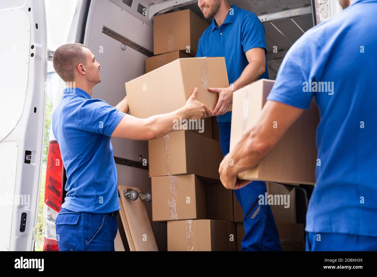 Truck loading furniture hi-res stock photography and images - Alamy