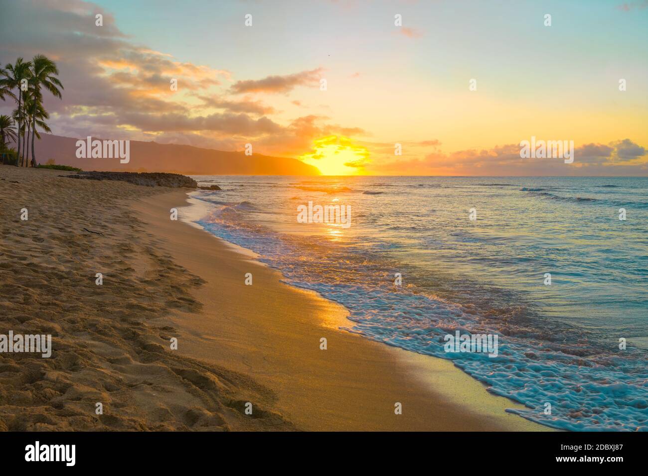 Sunrise on hawaiian beach hi-res stock photography and images - Alamy