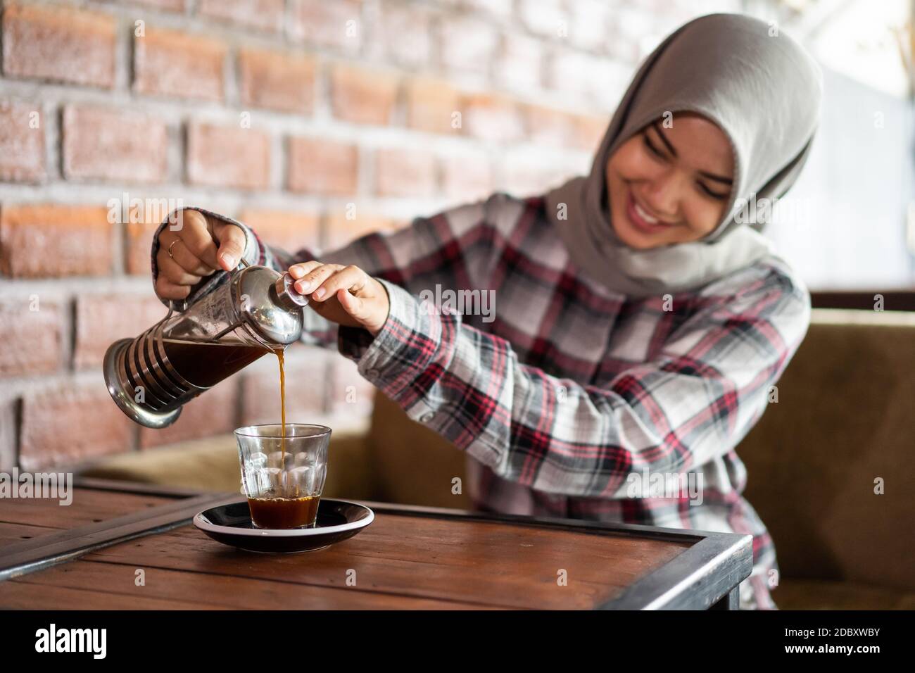 Female asian barista coffee hi-res stock photography and images - Alamy