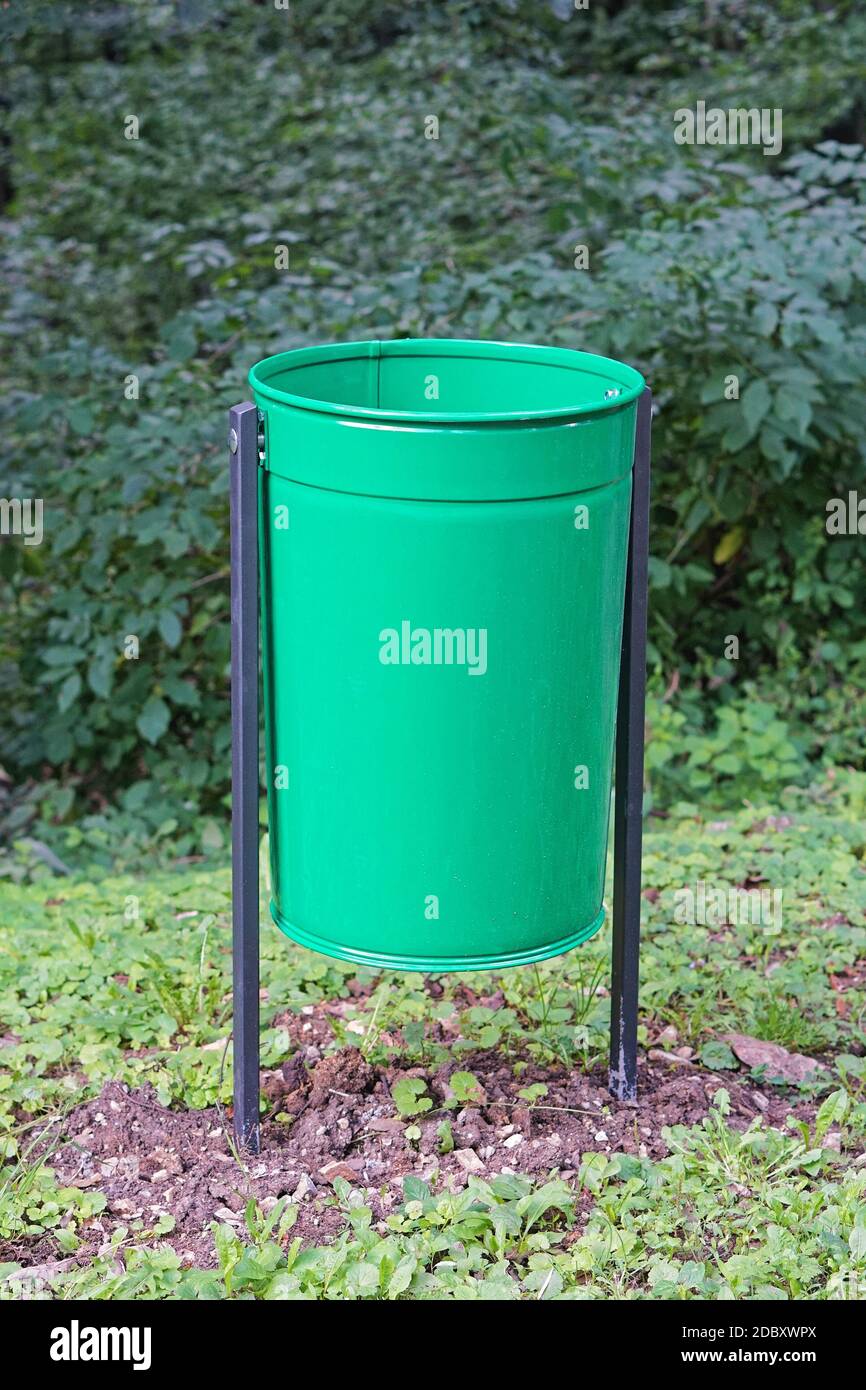 Green litter waste bin in city park Stock Photo - Alamy
