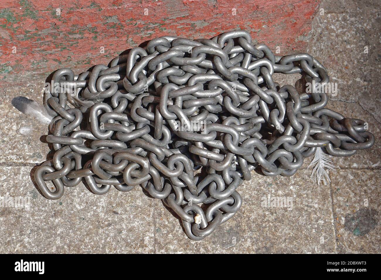 Big pile of steel chains at floor Stock Photo - Alamy