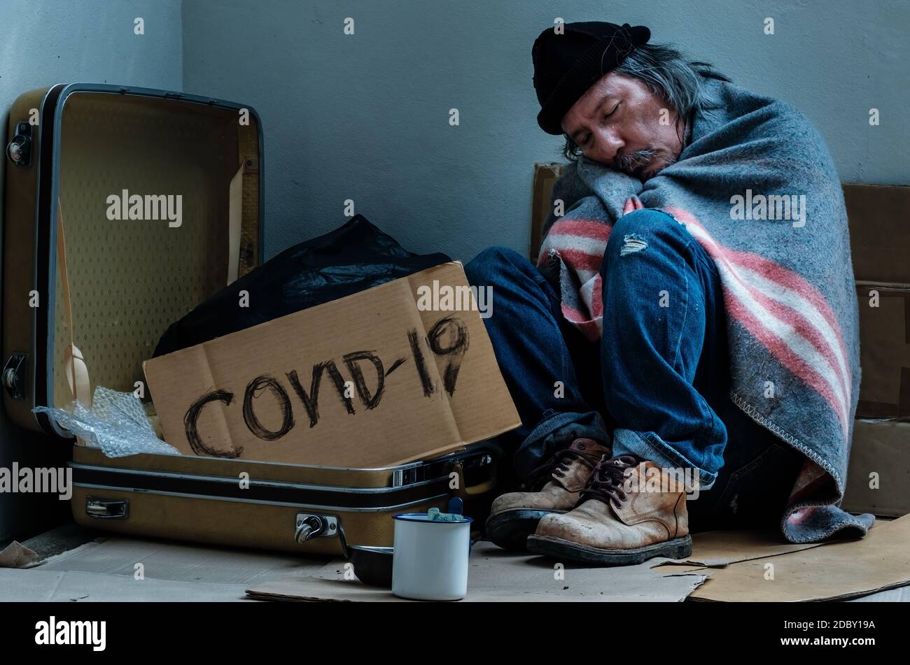 Homeless old man on streets hi-res stock photography and images - Alamy