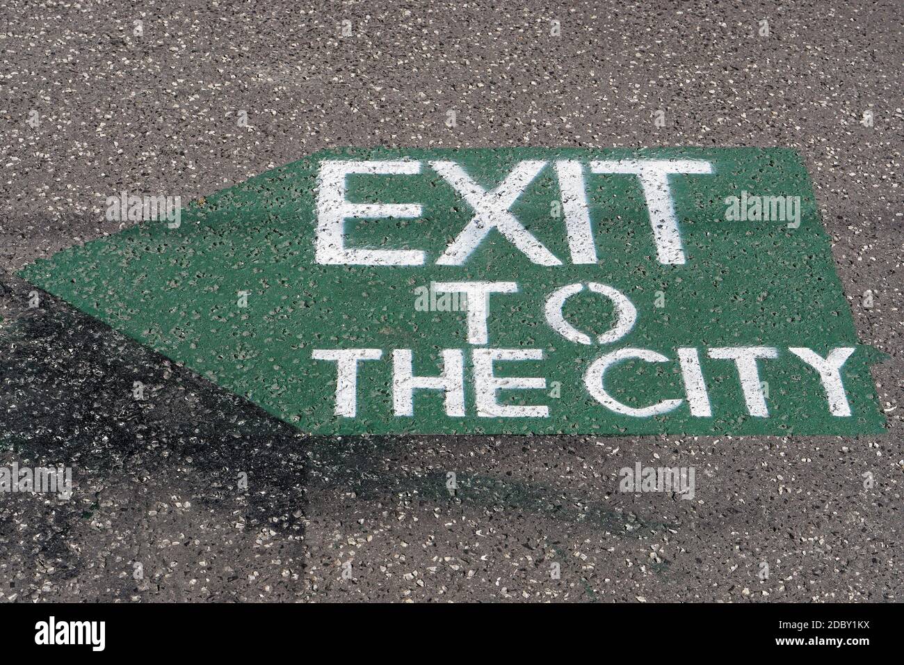 Exit to the city sign with arrow at pavement Stock Photo - Alamy